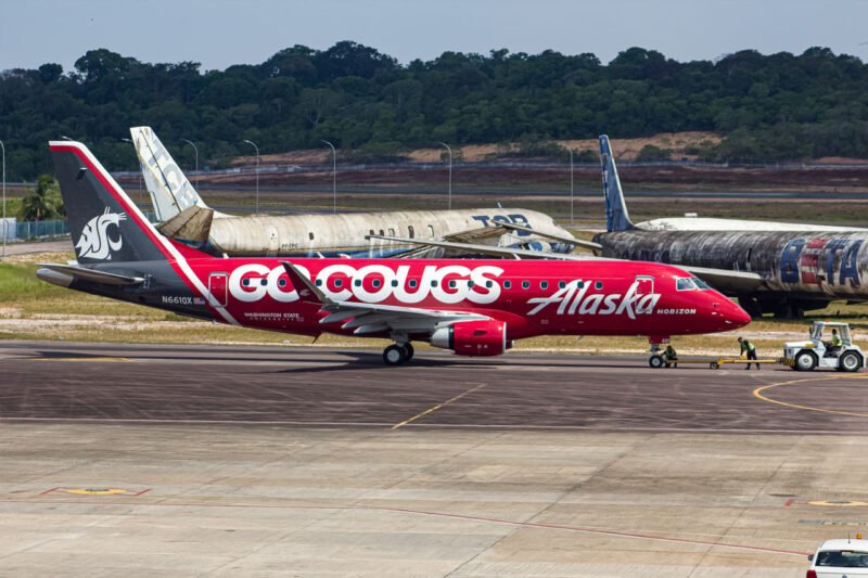 Embraer com pintura da Alaska Airlines vira atração em Manaus - Portal ...